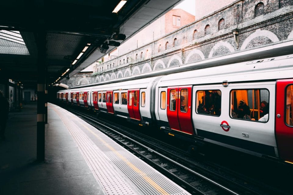 How to Use the Tube in London: an easy guide for visitors (2024) - girl ...