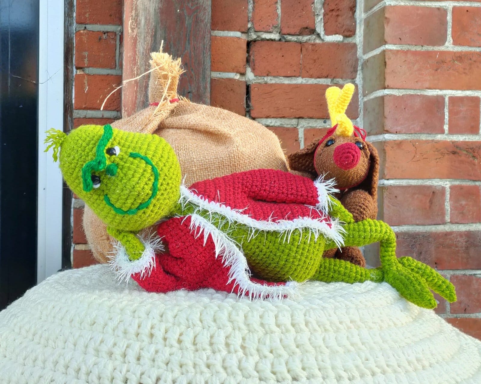 Knitted Postbox Toppers: history of the UK's quirkiest pastime - girl ...