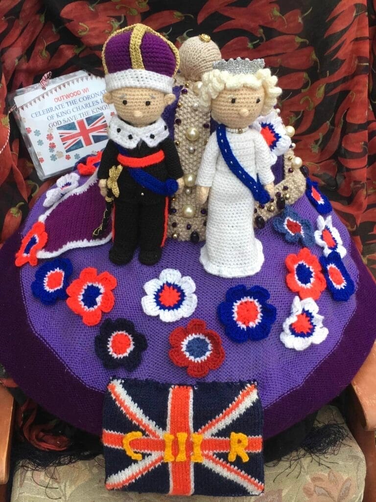 Knitted Postbox Toppers: history of the UK's quirkiest pastime - girl ...